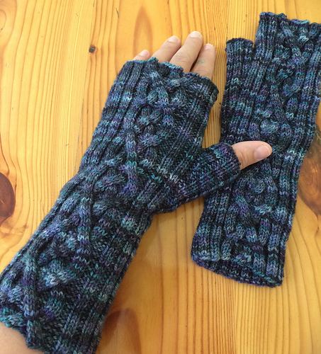 Ravelry: Twirly Cable Mitts pattern by Lauren Irving