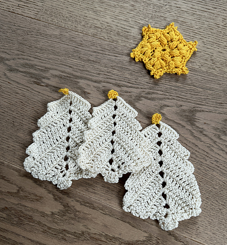 Ravelry: 0-1559 Christmas Tree Coasters pattern by DROPS design
