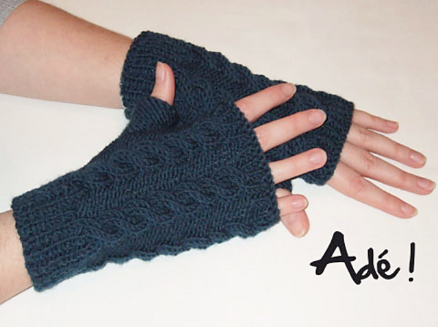 Ravelry: Mitaines torsadées en canard bleu pattern by Adélaïde Van Duyse