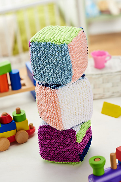 Ravelry: Play cubes pattern by Tracey Todhunter