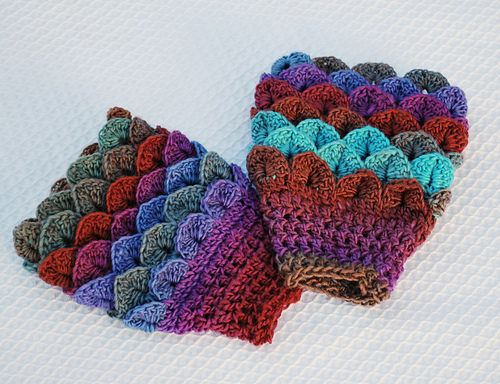 Ravelry: Dragon Crocodile Stitch Wristwarmer pattern by Bonita Patterns