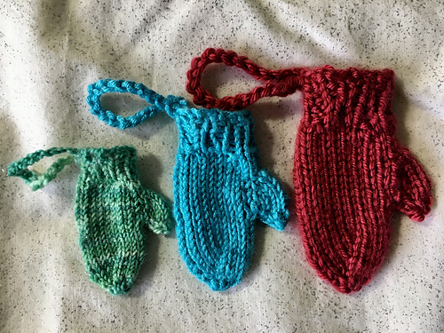 Ravelry: Mini Mitten Ornaments pattern by Lisa Pulsifer