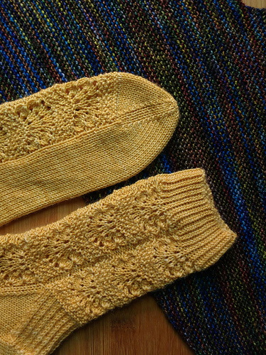 Ravelry: Yarrow Socks pattern by Lisa Schmidt
