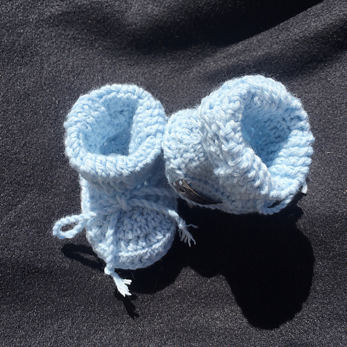 Ravelry: Zeb Baby Cardigan Hat and Booties Set pattern by Lisa Boyd
