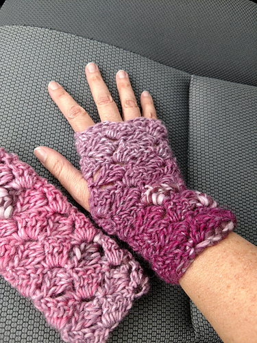 Ravelry: Box Stitch Mitts pattern by Lisa Doherty