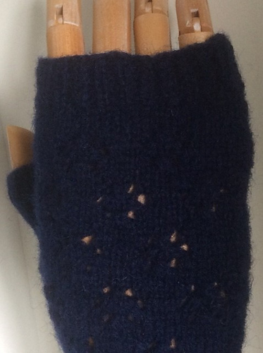 Ravelry: The Kitt's Mitts pattern by Liz Chave (Out of the Blue)