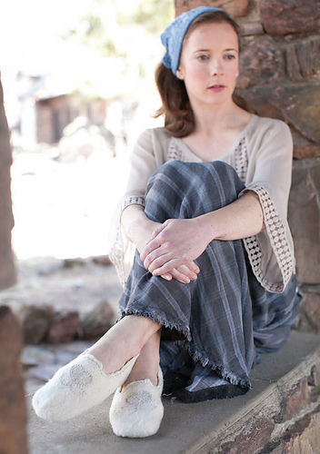 Ravelry: Singeli's Silver Slippers pattern by Lisa Jacobs