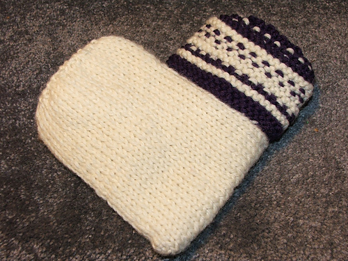 Ravelry: Loveheart Muff or Handwarmer pattern by Jay Greengrass