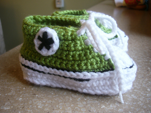 Ravelry: Baby Converse pattern by Suzanne Resaul