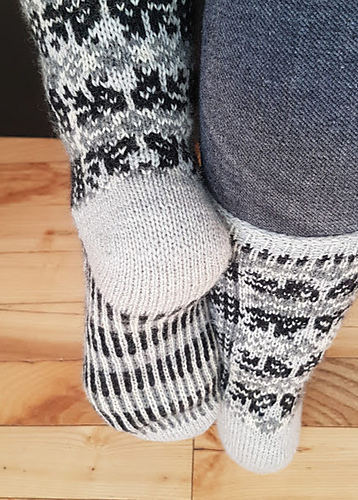 Ravelry: Flaki Socks pattern by Fibrely