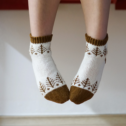 Ravelry: Pine tree socks pattern by L'oro unico