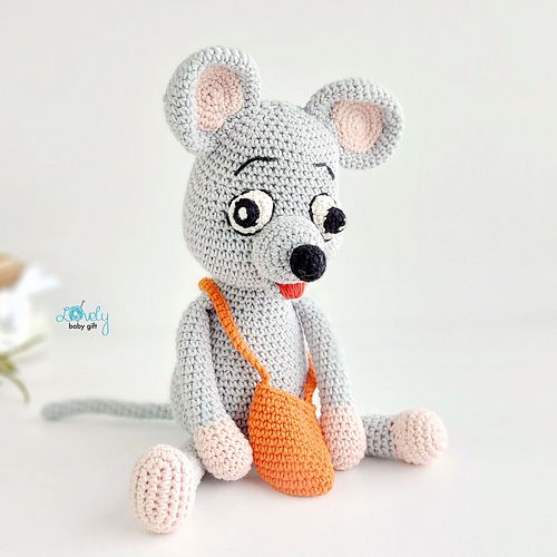 Ravelry: Amigurumi Mouse with a bag pattern by Viktorija Dineikiene