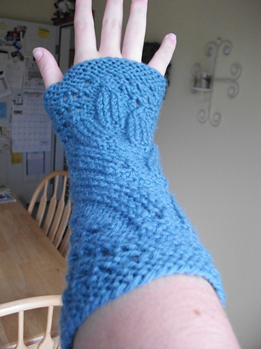 Ravelry: #46 Leaf-Lace Gauntlets pattern by Jacqueline van Dillen