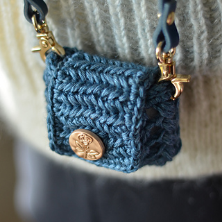 Ravelry: Little Clover Pouch pattern by Lulu Liang