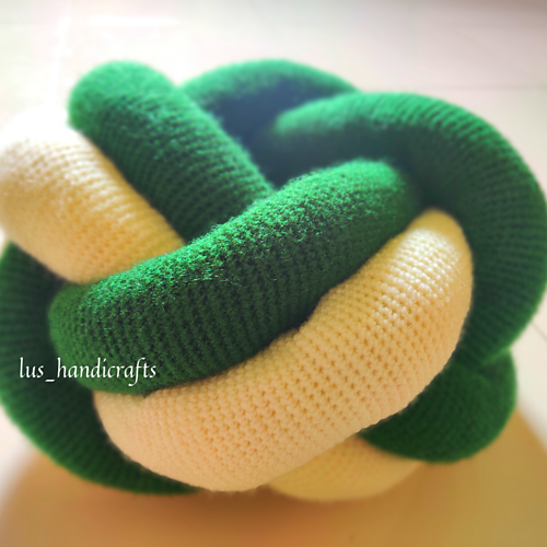 Ravelry: Knot Pillow pattern by Kinjinlu Khumba