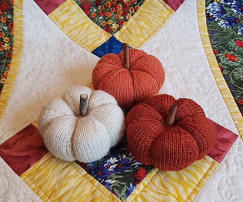 Ravelry: Wee Pumpkins pattern by Susan Rainey