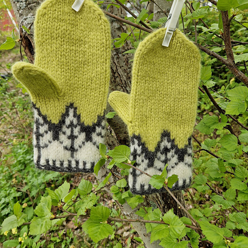 Ravelry: Tova bladvotter / Leaf mittens pattern by MaBe