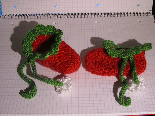 Ravelry: Blooming Berry Baby Booties pattern by Kinga Erdem