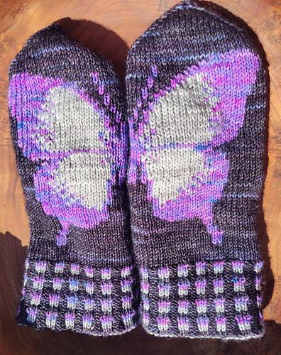 Ravelry: Mittens Aflutter pattern by Nichole Stine