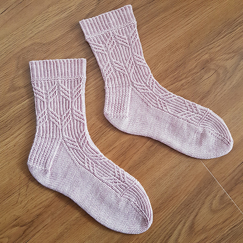 Ravelry: Traces in the Sand Socks pattern by Lisa Hannes