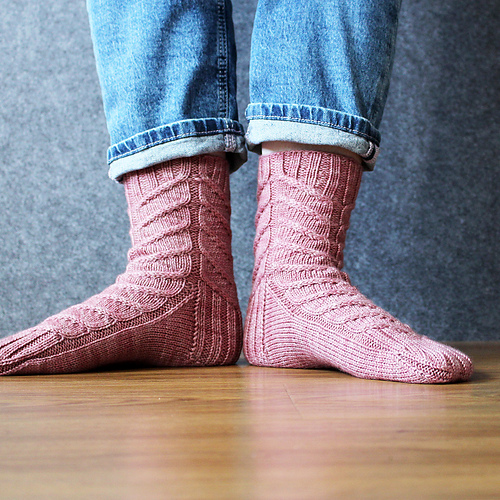 Ravelry: Almina Socks pattern by Lisa Hannes