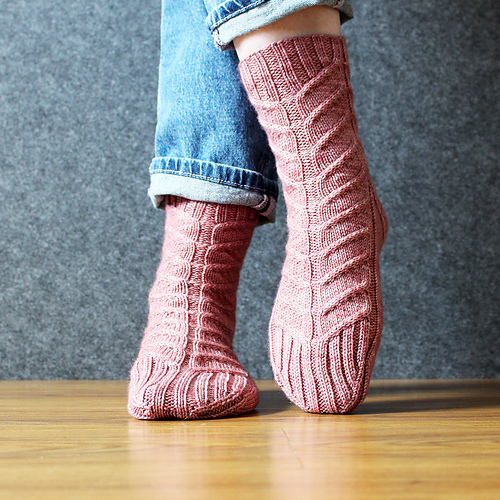 Ravelry: Almina Socks pattern by Lisa Hannes