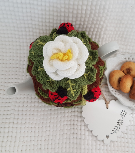Ravelry: Classic Rose Tea Cosy pattern by Marcelline Simonotti