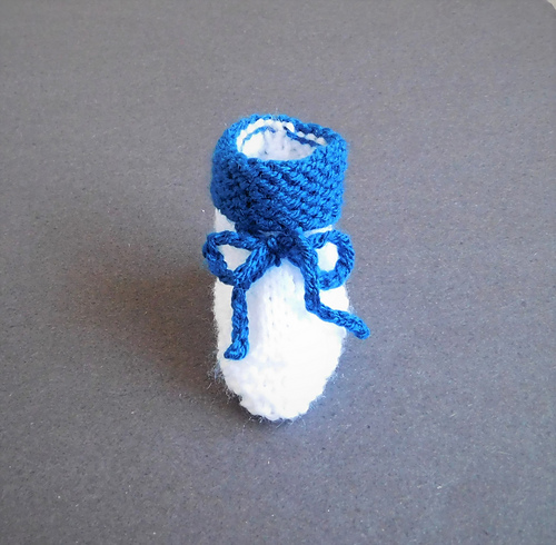 Ravelry: Buttons or Bows Baby Booties pattern by marianna mel