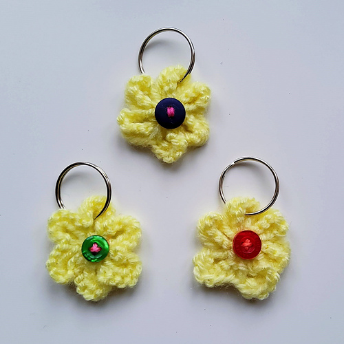 Ravelry: Knitted Flower Keyrings pattern by marianna mel