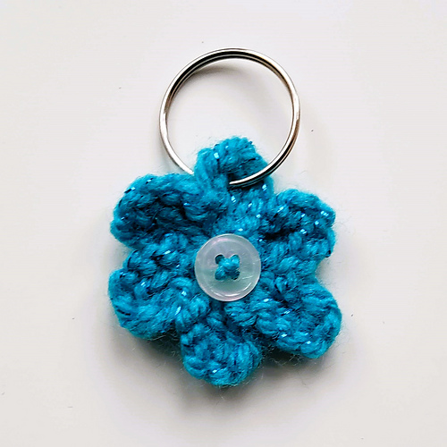 Ravelry: Knitted Flower Keyrings pattern by marianna mel
