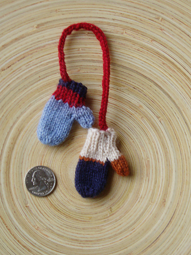 Ravelry: Mini Mitten Ornaments pattern by Andrea K
