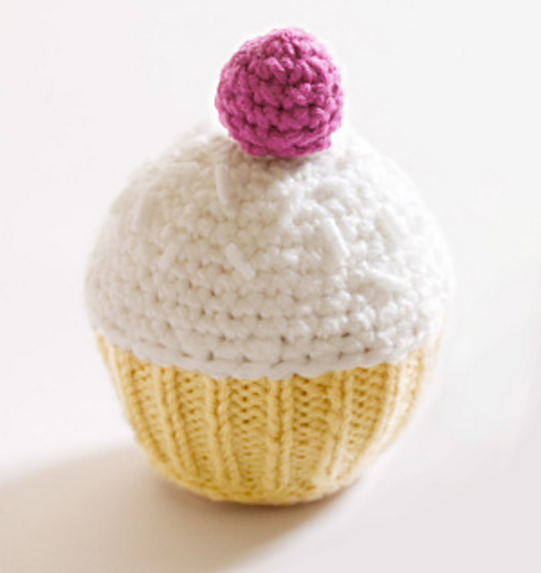 Ravelry: Amigurumi Berry-Topped Cupcakes / Party Cupcake pattern by ...