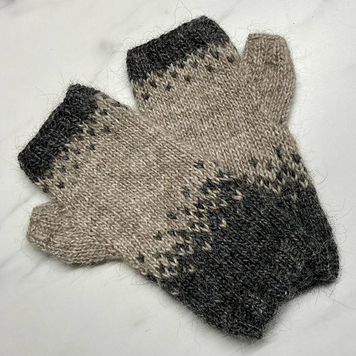 Ravelry: Fingerless Mitts pattern by Woolly Birder
