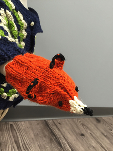 Ravelry: Fox Mittens pattern by Mitzy Moore