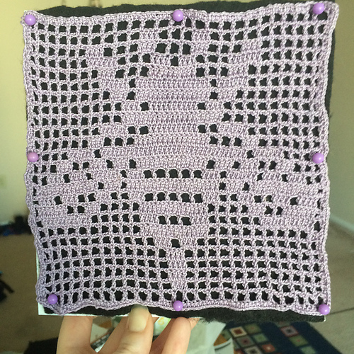 Ravelry: Bee trapped in filet netting chart graph pattern by Maria Merlino