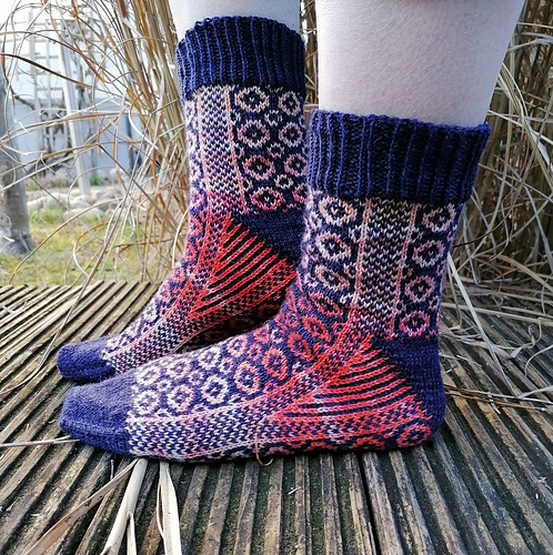 Ravelry: Solar Flares pattern by Anna Mäkilä