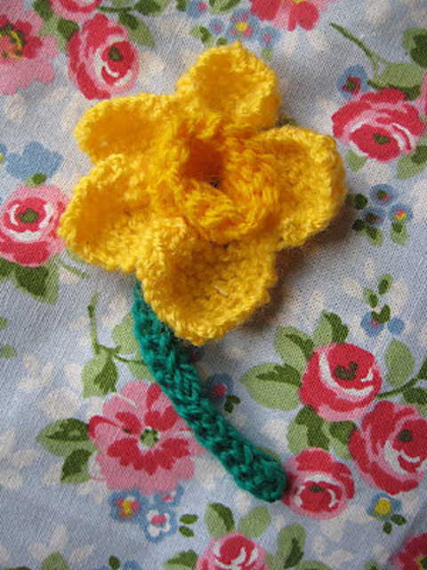 Ravelry: Daffodil Brooch pattern by michelle fallon