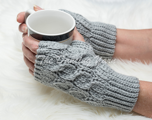 Ravelry: Honeycomb Fingerless Gloves pattern by Maria Bruni