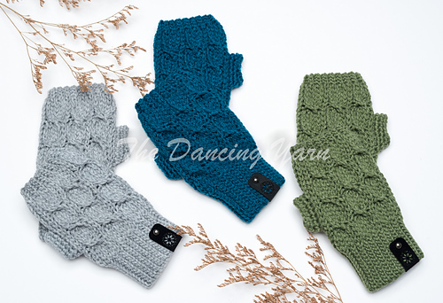 Ravelry: Honeycomb Fingerless Gloves pattern by Maria Bruni