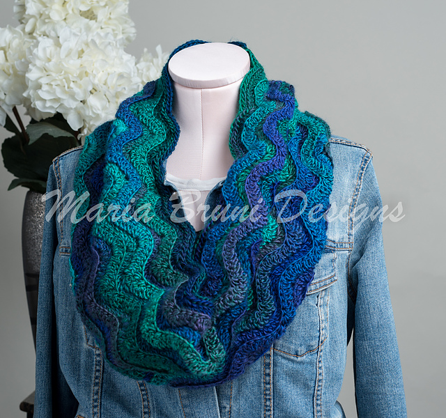 Ravelry: Crystal Waves Cowl pattern by Maria Bruni