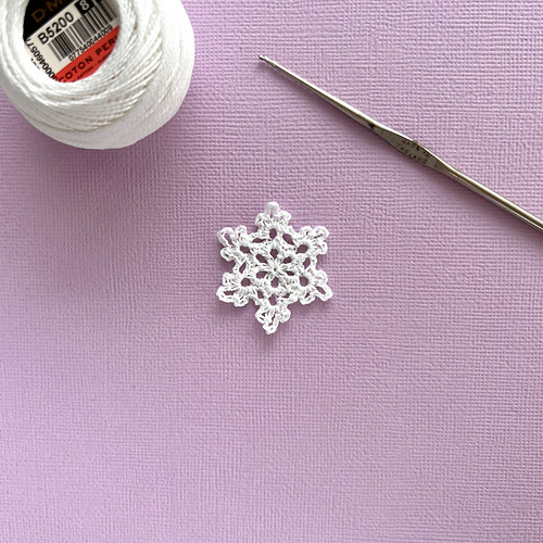 Ravelry: Dainty Snowflake pattern by mohu