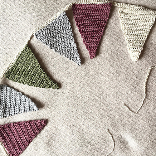 Ravelry: Triangle Bunting pattern by Sophie Moloney