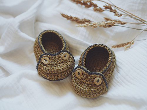 Ravelry: Two Button Moccasins pattern by Mon Petit Violon