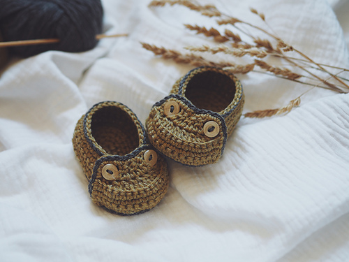 Ravelry: Two Button Moccasins pattern by Mon Petit Violon