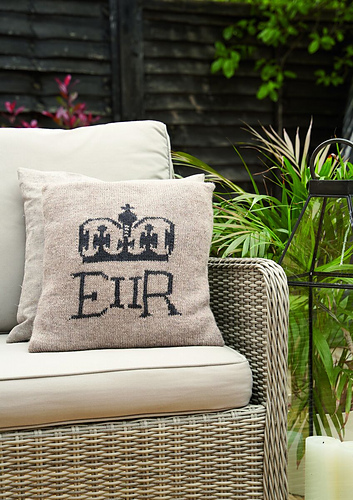 Ravelry: Royal Cushion pattern by Anna Nikipirowicz