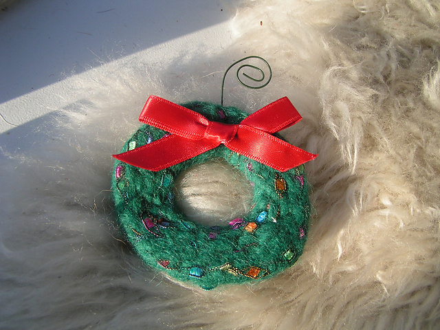 Ravelry: Felted wreath Christmas ornament pattern by Moppety