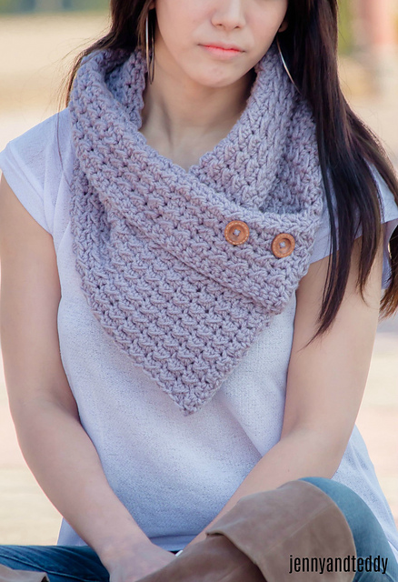 Ravelry: Downtown button cowl pattern by jennyandteddy