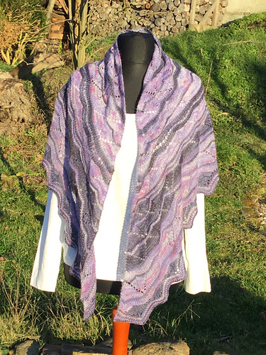 Ravelry: Curved Triangle Shawl pattern by Iris Schreier