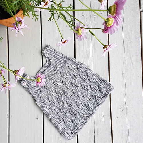 Ravelry: Lille konglekjolen pattern by Pinneguri