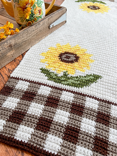 Ravelry: Gingham Sunflower Table Runner pattern by Tonya Bush